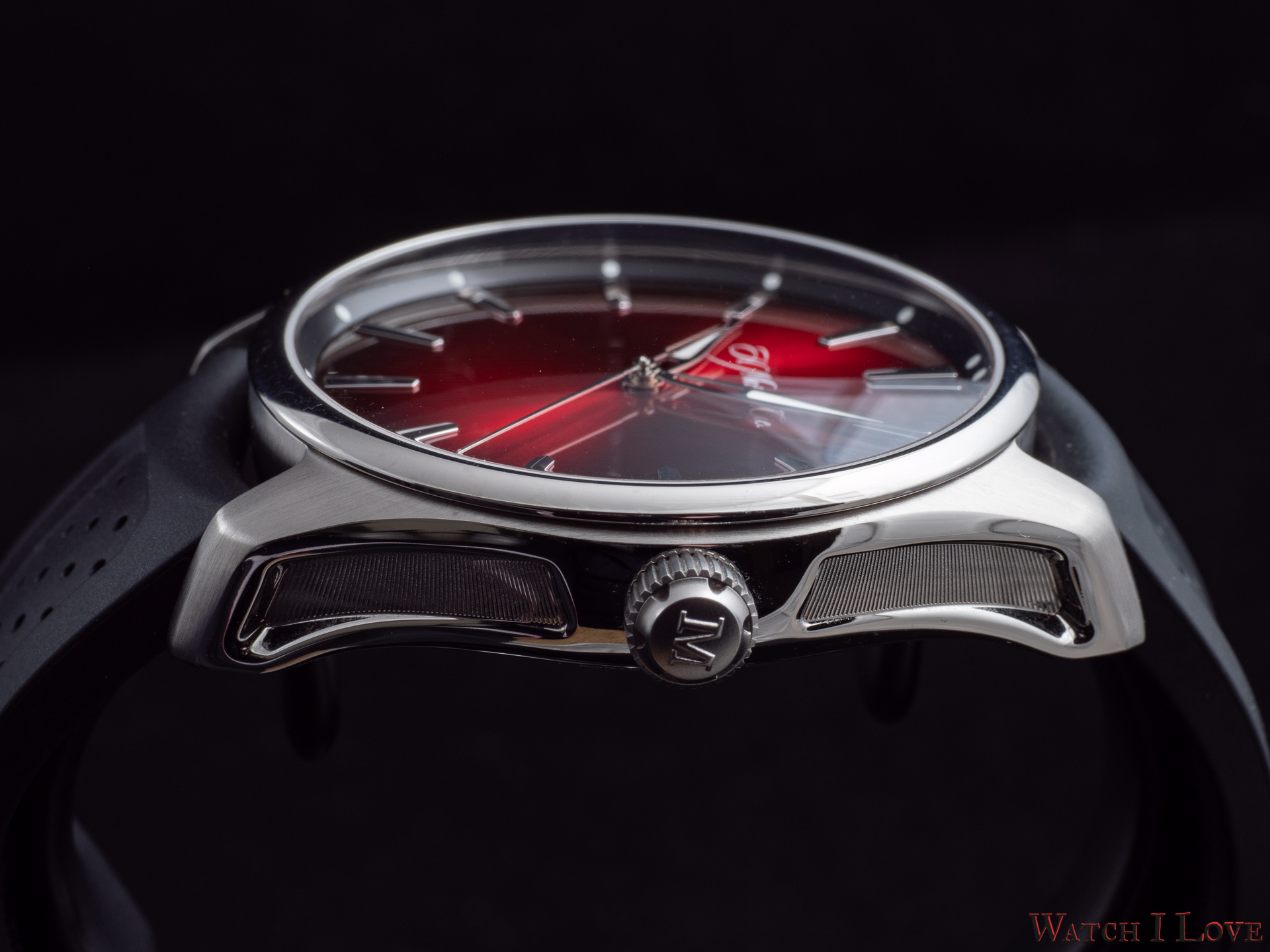 Hands-on H. Moser & Cie Pioneer Centre Seconds Swiss Mad Red - Watch I Love